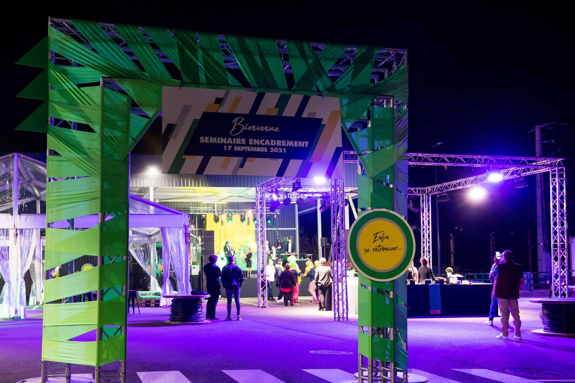 Structure, arche décorative, sonorisation et mise en lumière pour une ...